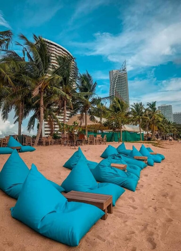 10 ร้านนั่งชิลพัทยา 2024 ร้านเหล้า นั่งชิล ริมหาด ติดทะเล มีดนตรีสด - GangTravel